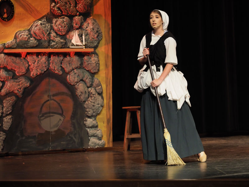 Message behind Burnet High School's 'Cinderella': Be yourself ...